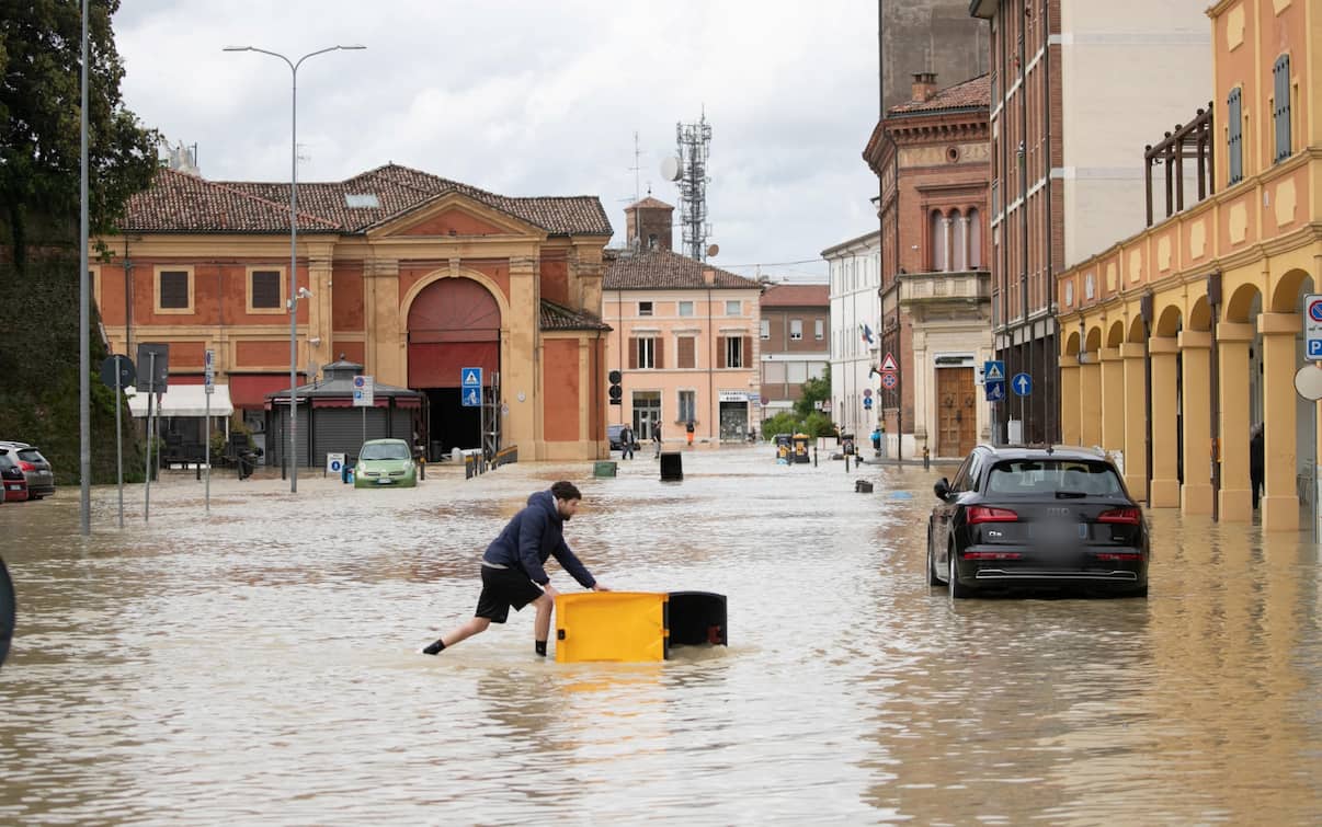 Alluvione a Ravenna, il centro di Lugo oggi, completamente allagato ... Alluvione a Ravenna, il centro di Lugo oggi, completamente allagato ...