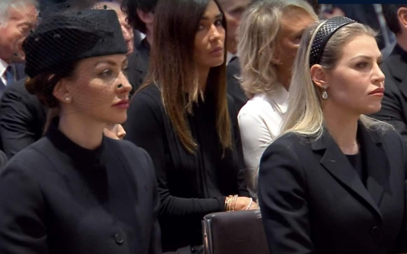 Silvio Berlusconi, i figli, la compagna e le ex mogli al funerale. FOTO | Sky TG24