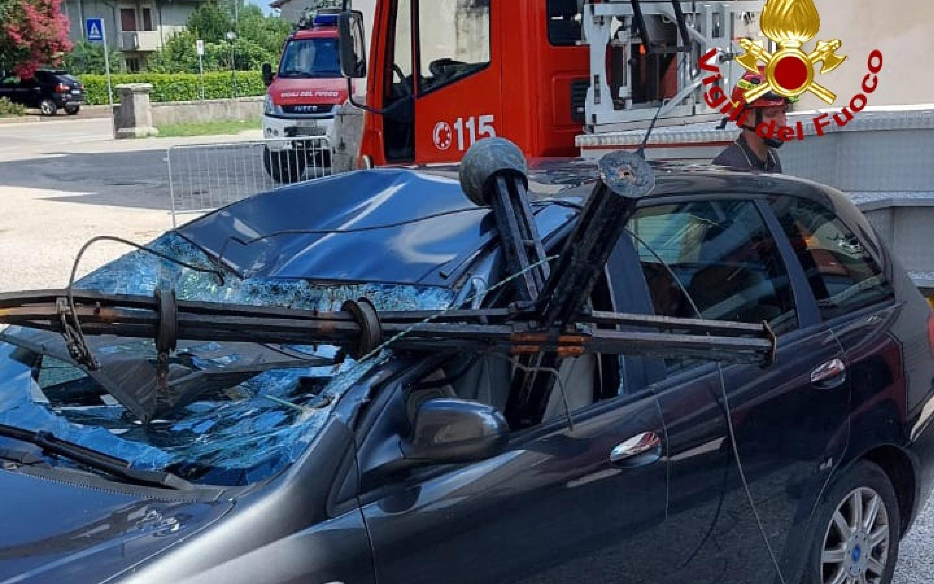 Maltempo a Longare, vento stacca croce dal campanile: finisce sull'auto ...