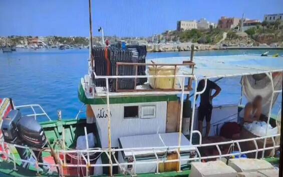 Agrigento, pirati in mare rubano e minacciano i migranti | Sky TG24