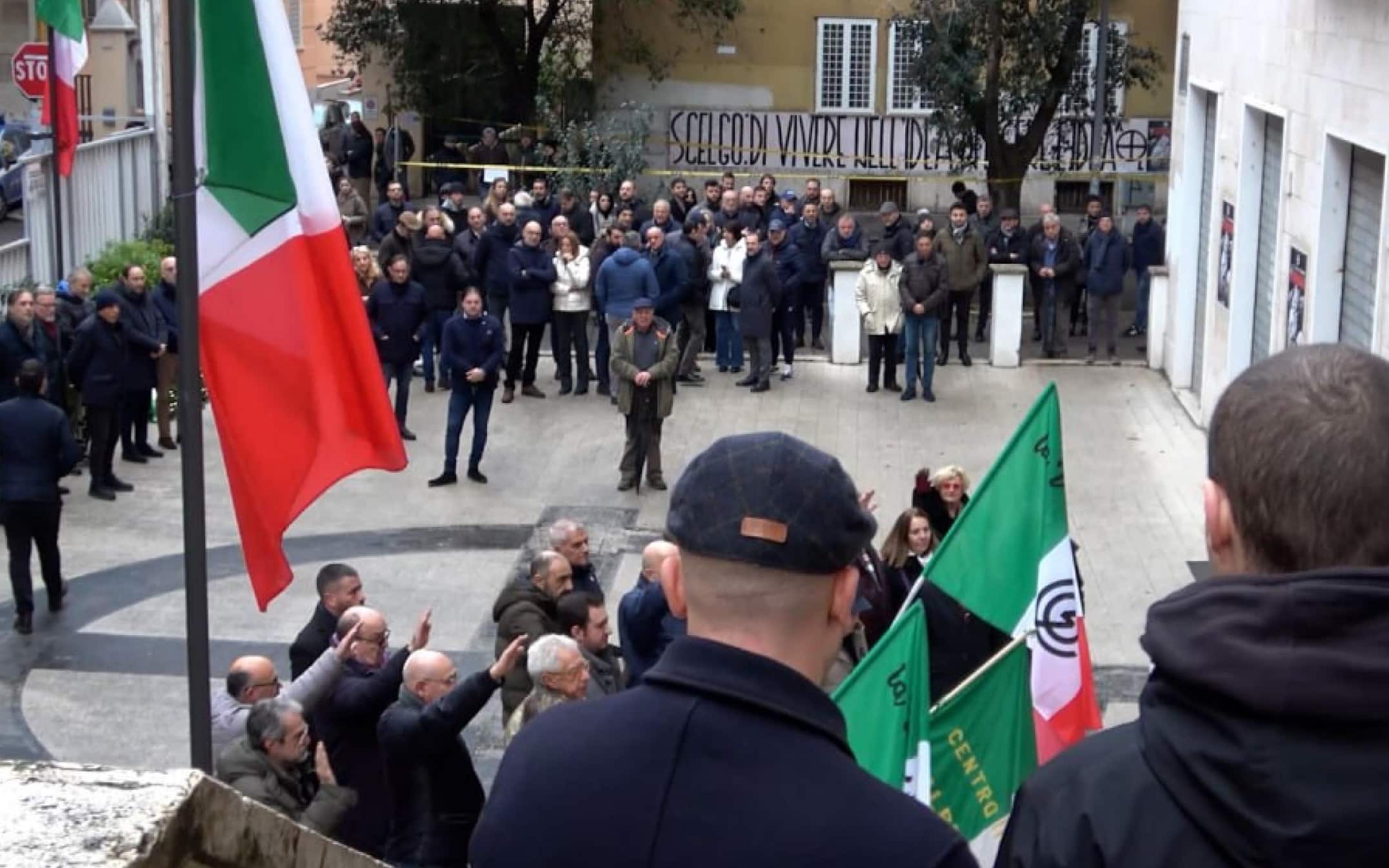 Roma, saluto romano e 'presente' a commemorazioni strage Acca Larentia ... Roma, saluto romano e 'presente' a commemorazioni strage Acca Larentia ...