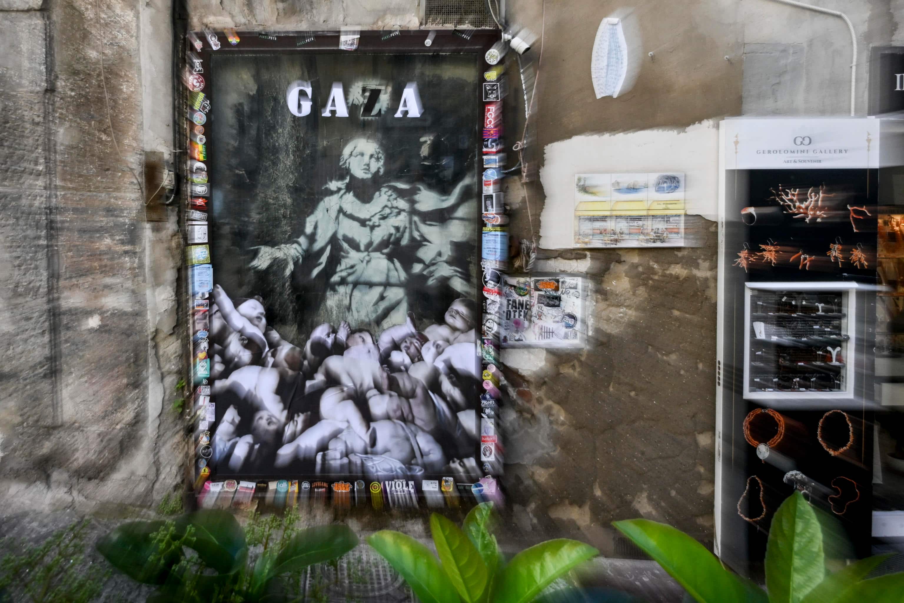 Napoli, messaggio pro Gaza su opera Banksy 'Madonna con pistola' | Sky TG24