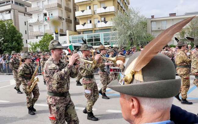 Chi sono gli alpini: 5 cose da sapere sulle cosiddette Penne Nere | Sky ...