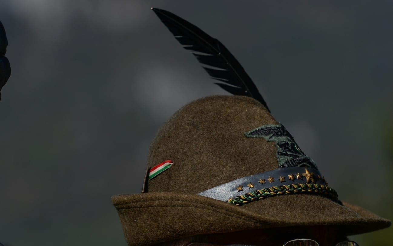Chi sono gli alpini: 5 cose da sapere sulle cosiddette Penne Nere | Sky ...