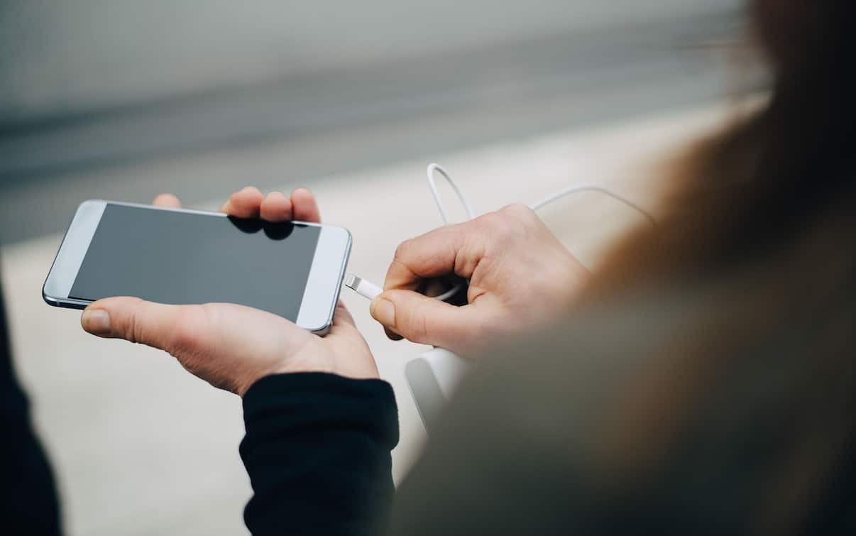 Cellulare nella vasca da bagno, come evitare rischi che si corrono in casa con apparecchi ...