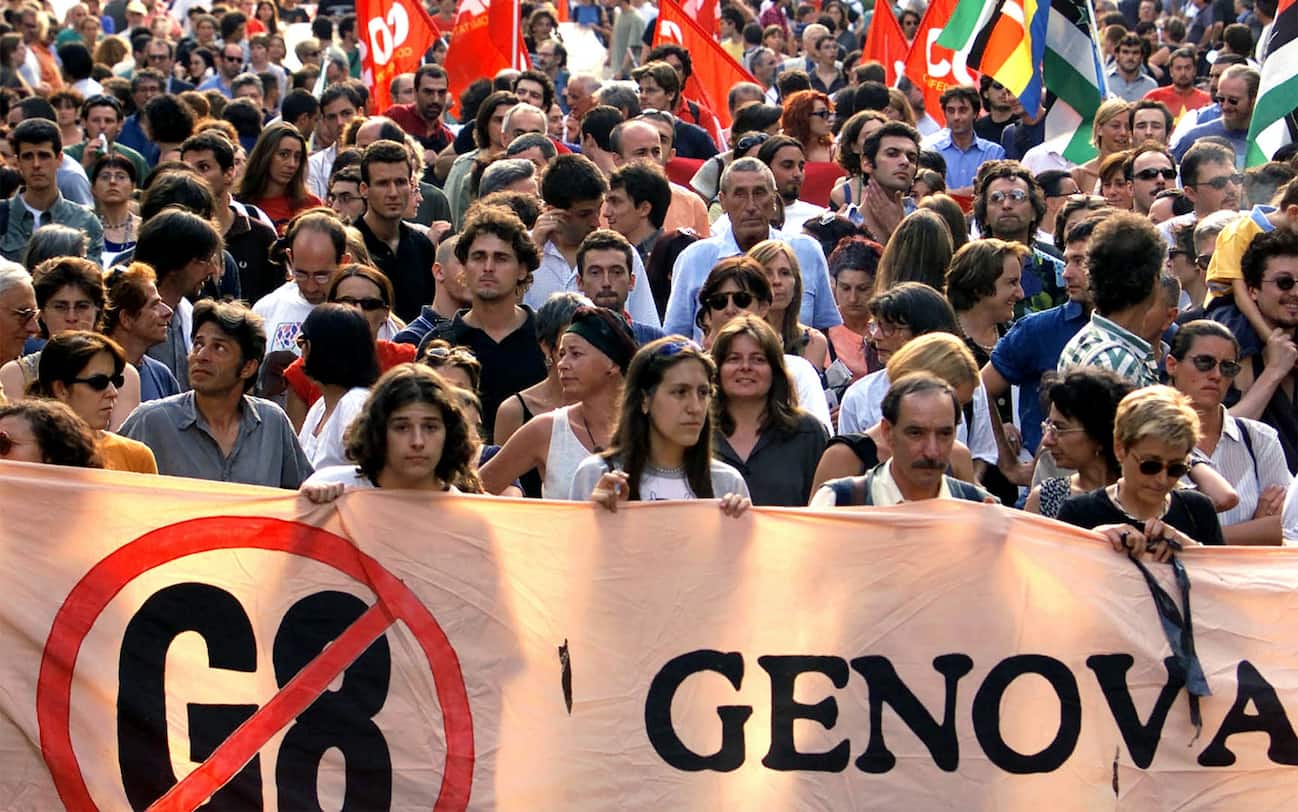 G8 Genova 2001, la morte di Carlo Giuliani e l'assalto alla scuola Diaz ...