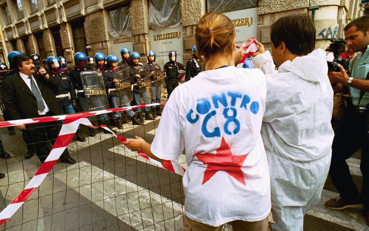 G8 Genova 2001, la morte di Carlo Giuliani e l'assalto alla scuola Diaz ...