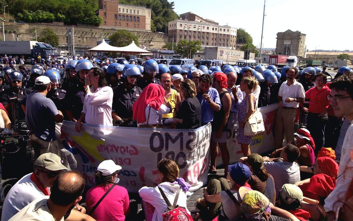 G8 Genova 2001, la morte di Carlo Giuliani e l'assalto alla scuola Diaz ...
