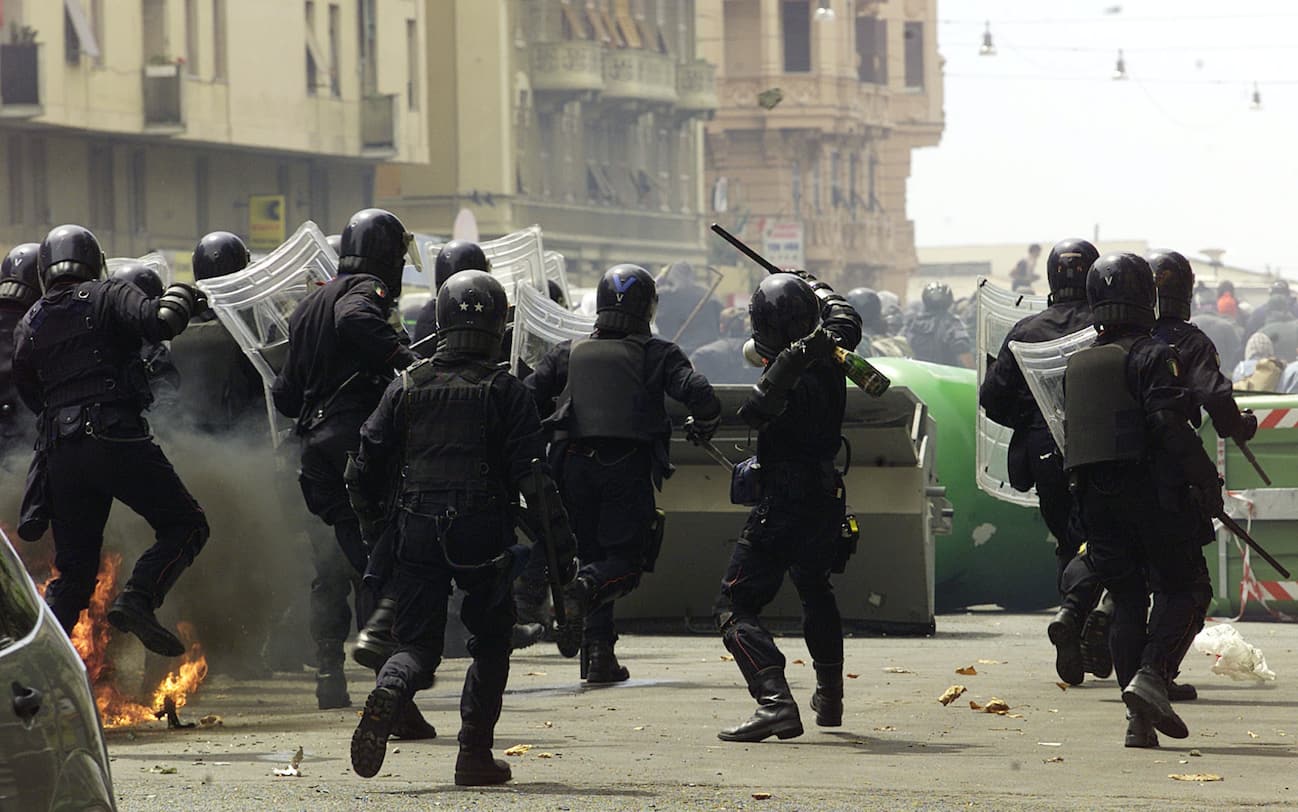 G8 Genova 2001, la morte di Carlo Giuliani e l'assalto alla scuola Diaz ...