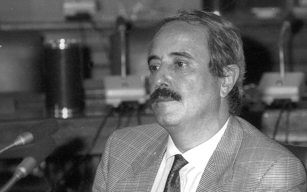 Giovanni Falcone: storia del giudice anti mafia, dal processo a Cosa ...