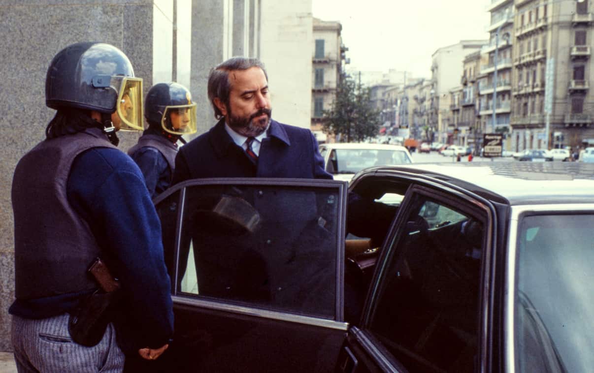 Giovanni Falcone: storia del giudice anti mafia, dal processo a Cosa ...