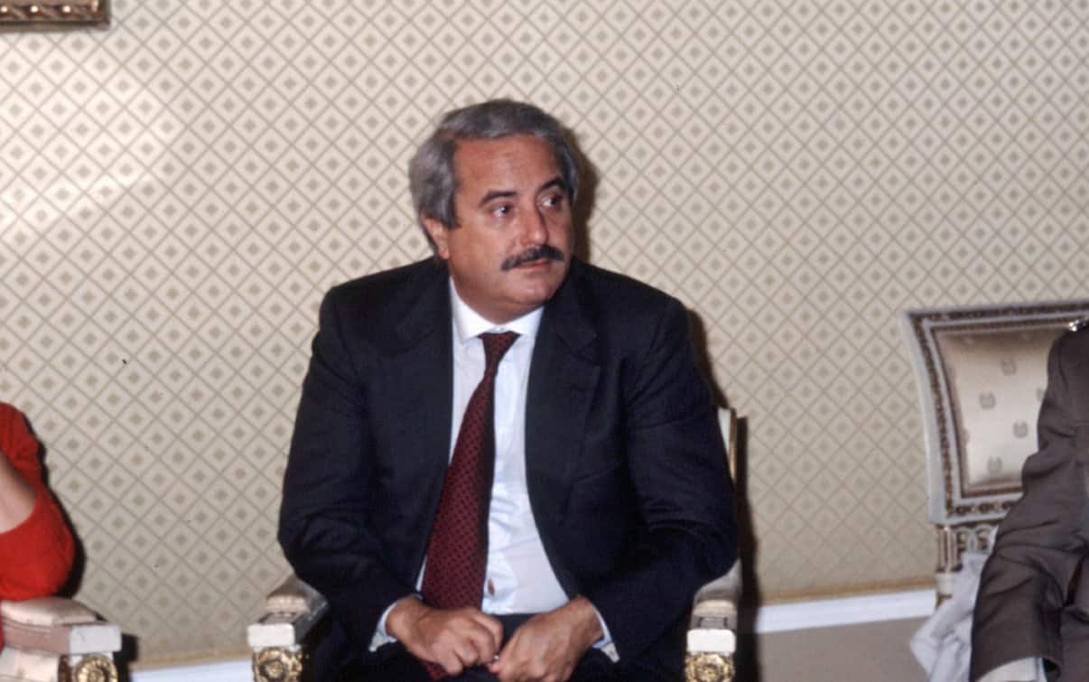Giovanni Falcone: storia del giudice anti mafia, dal processo a Cosa ...