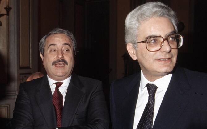 Giovanni Falcone: storia del giudice anti mafia, dal processo a Cosa ...