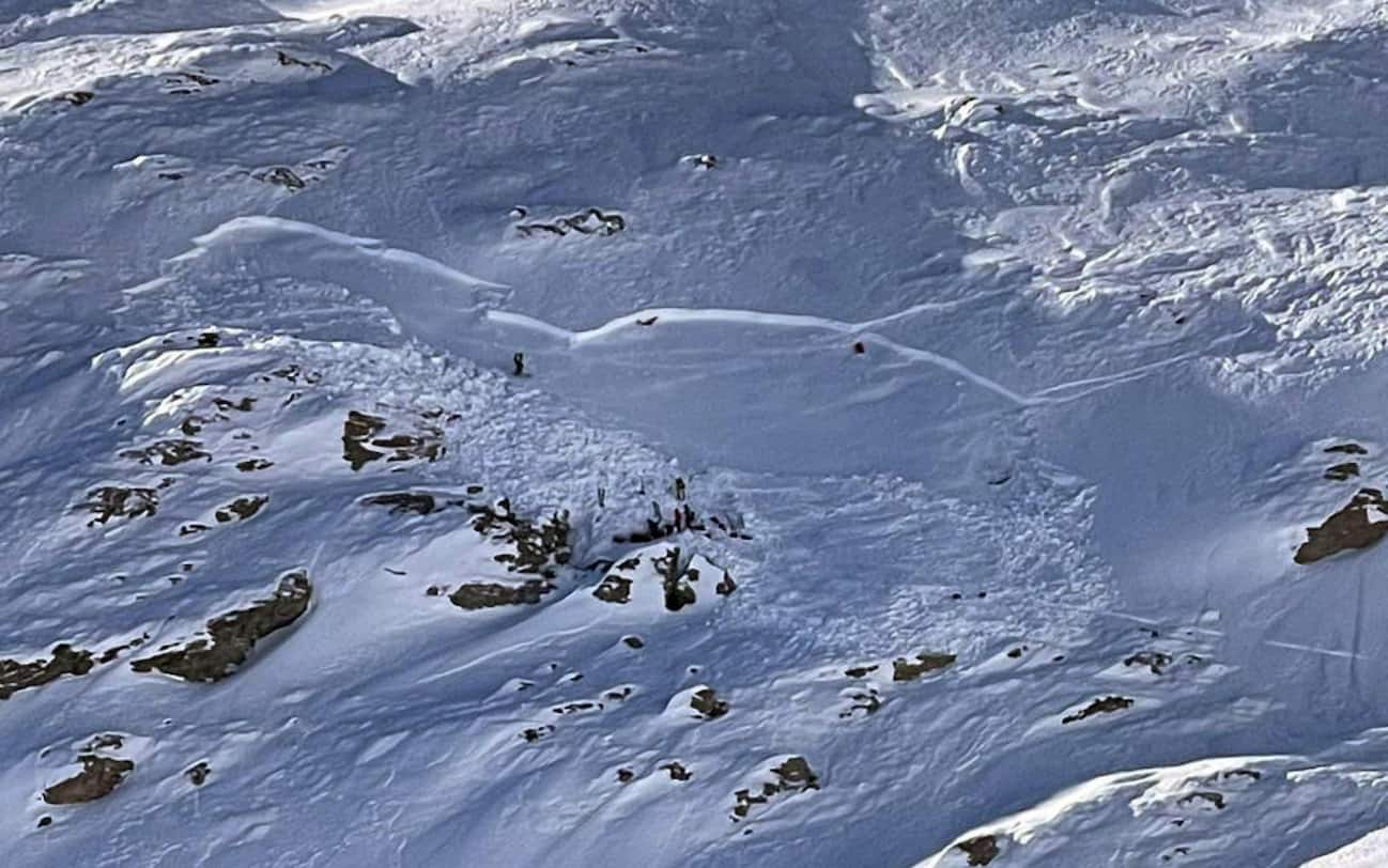 Enorme caduta di sassi su Cima Dodici sulle Dolomiti di Sesto | Sky TG24