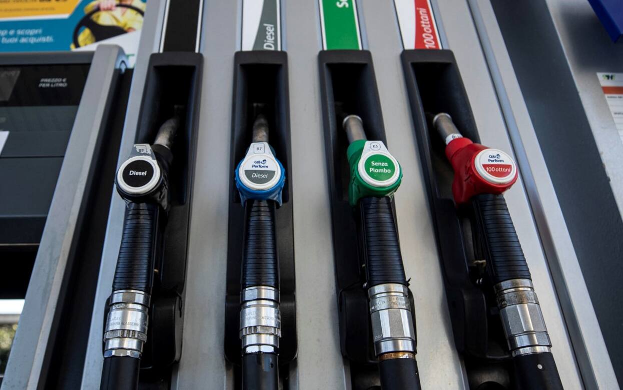 Prezzo diesel e benzina, da oggi 1 dicembre aumentano le accise: cosa ...