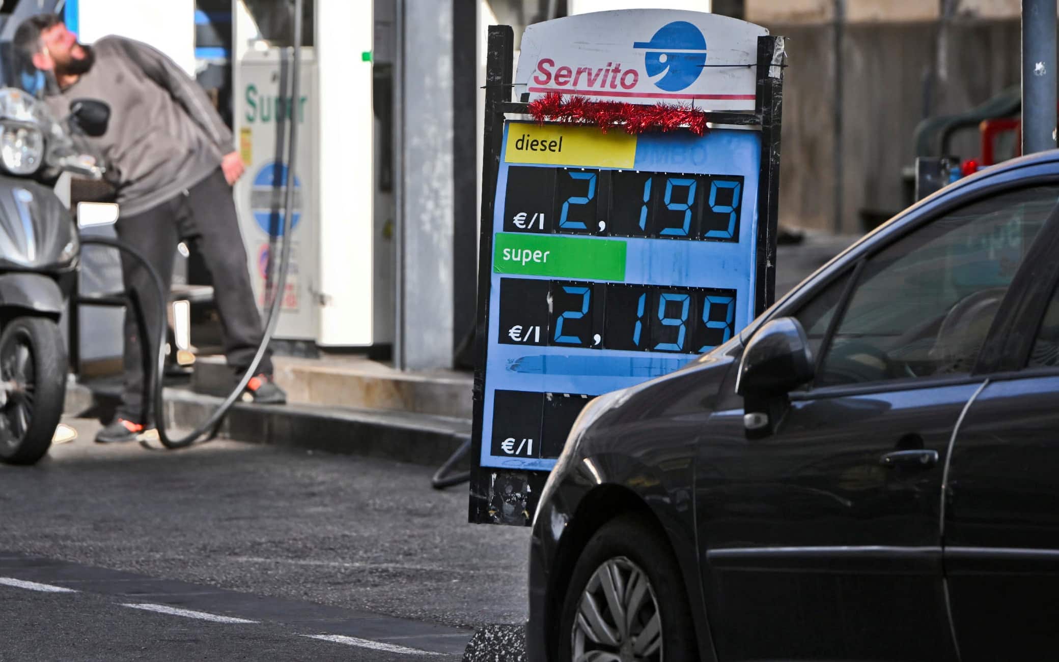 Benzina, code in Slovenia e a San Marino per i prezzi più convenienti ...