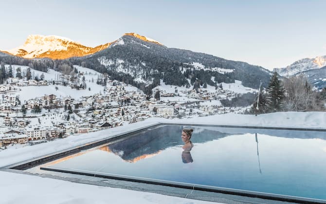 In piscina in montagna, 20 infinity pool da sogno sulle Dolomiti