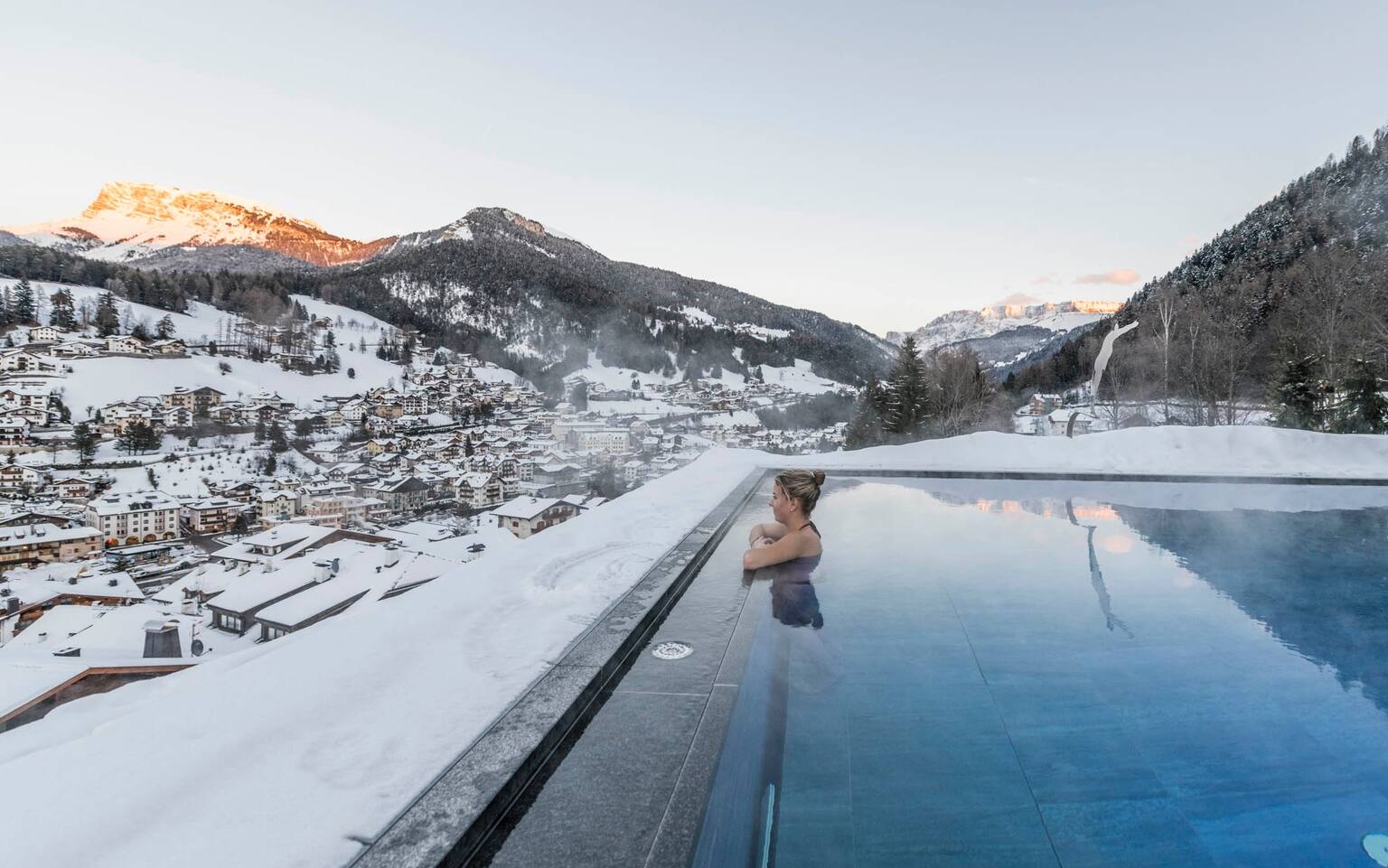In piscina in montagna, 20 infinity pool da sogno sulle Dolomiti