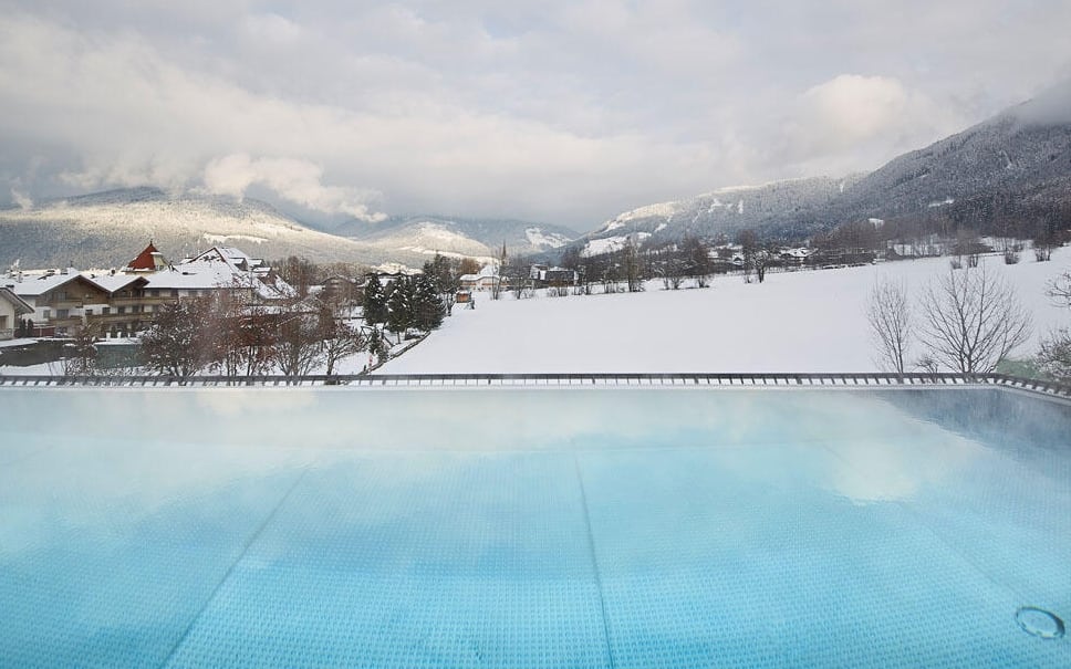 In piscina in montagna, 20 infinity pool da sogno sulle Dolomiti