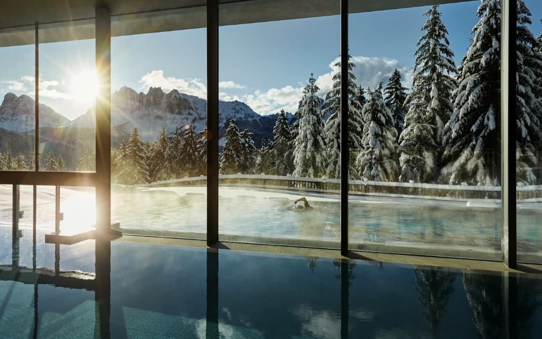 In piscina in montagna, 20 infinity pool da sogno sulle Dolomiti