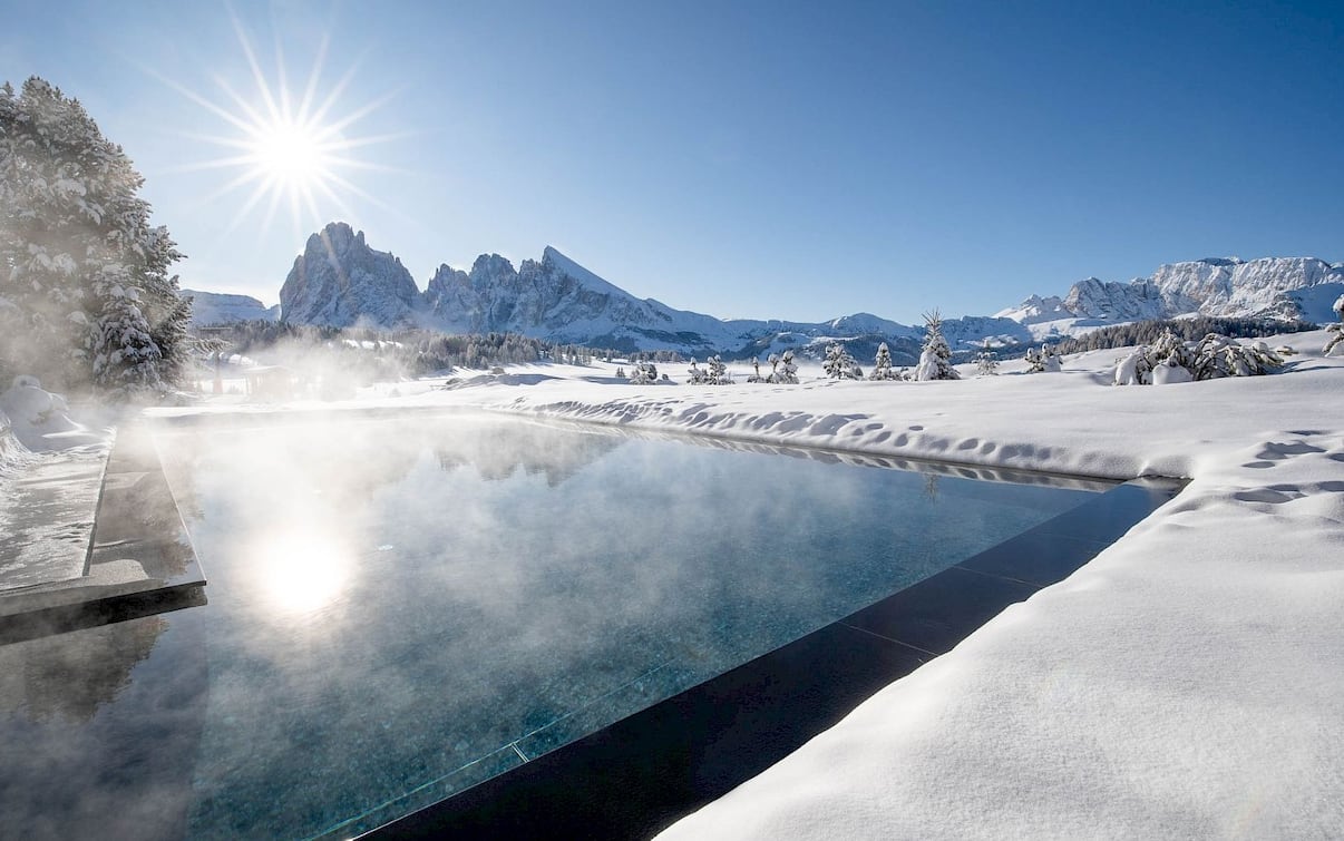 In piscina in montagna, 20 infinity pool da sogno sulle Dolomiti
