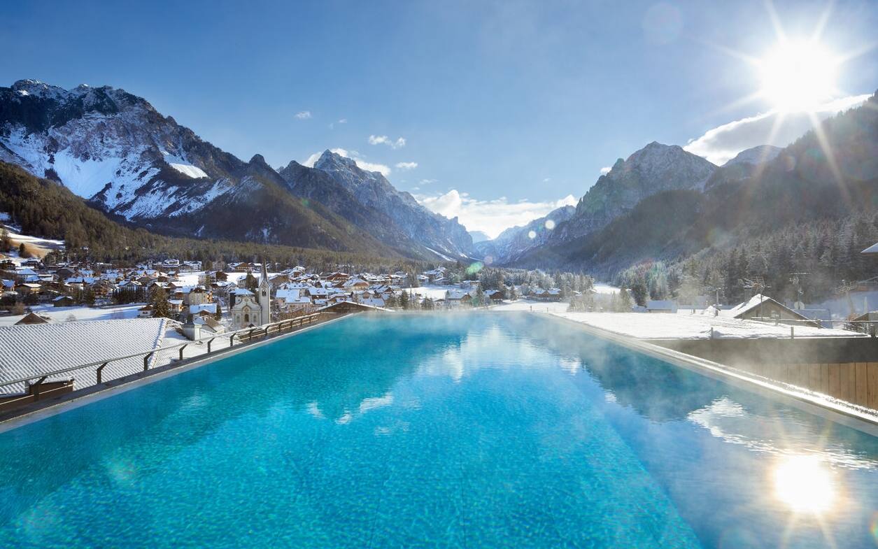 In piscina in montagna, 20 infinity pool da sogno sulle Dolomiti