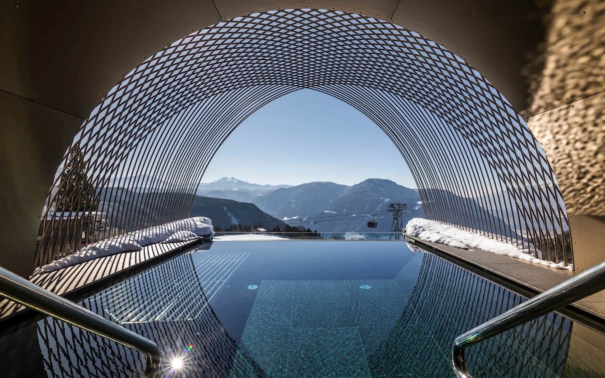In piscina in montagna, 20 infinity pool da sogno sulle Dolomiti