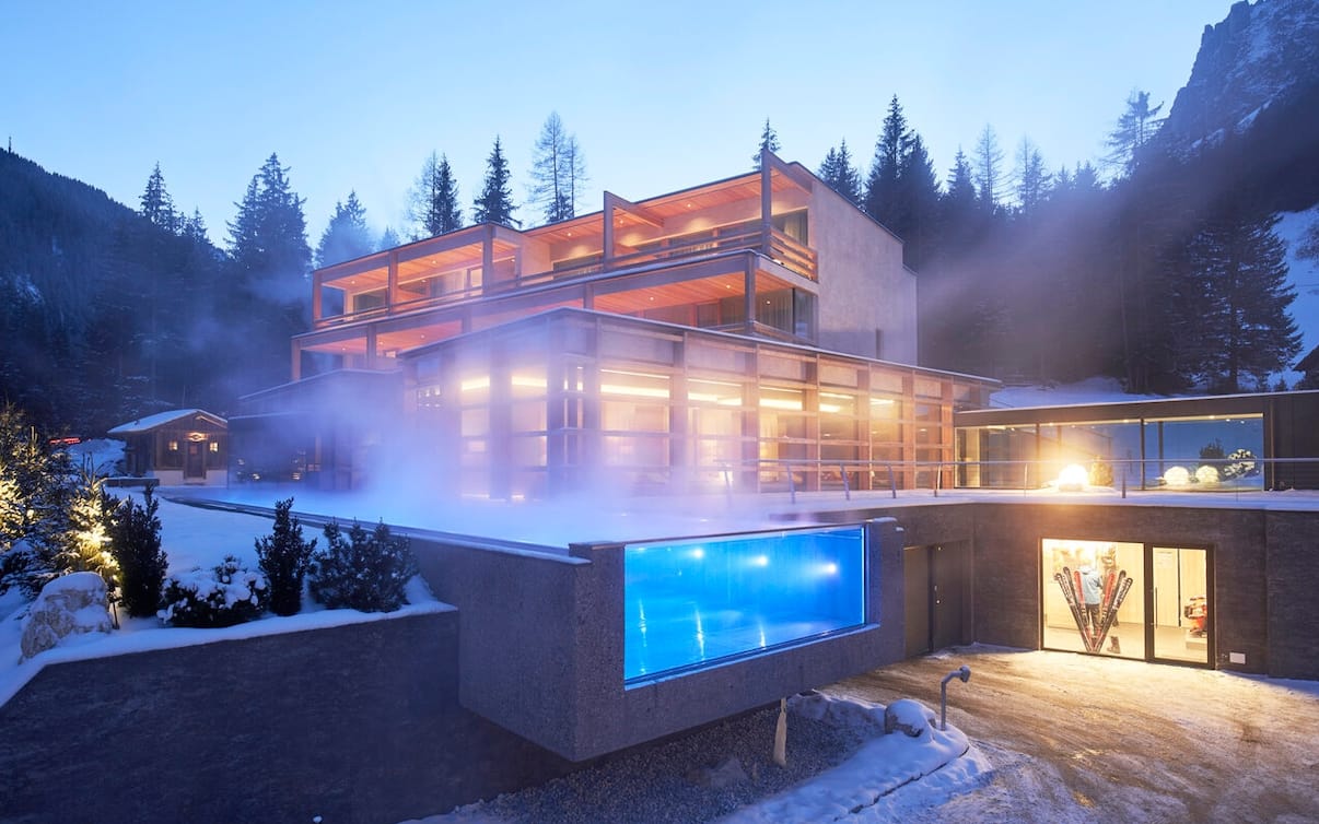 In piscina in montagna, 20 infinity pool da sogno sulle Dolomiti