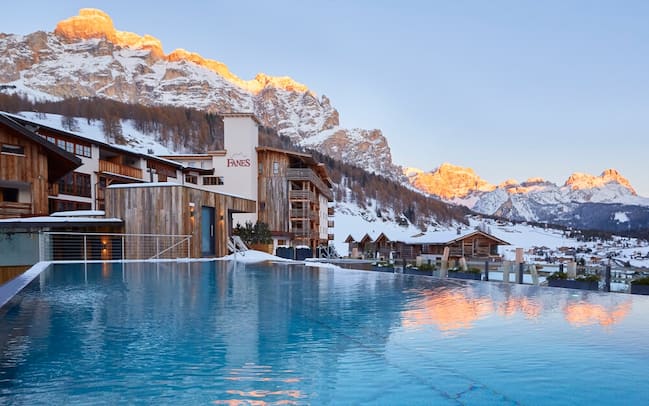In piscina in montagna, 20 infinity pool da sogno sulle Dolomiti