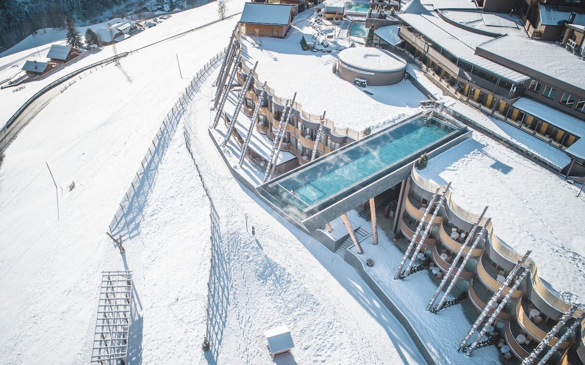 In piscina in montagna, 20 infinity pool da sogno sulle Dolomiti