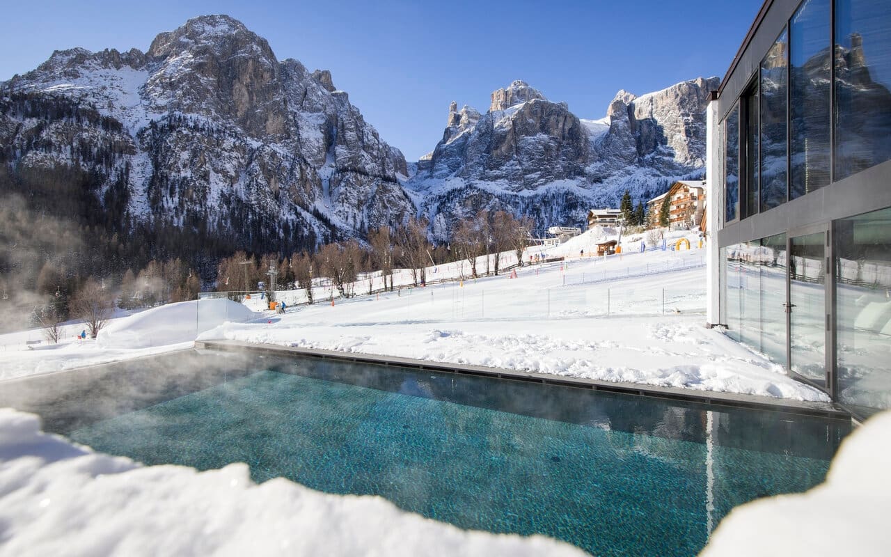 In piscina in montagna, 20 infinity pool da sogno sulle Dolomiti