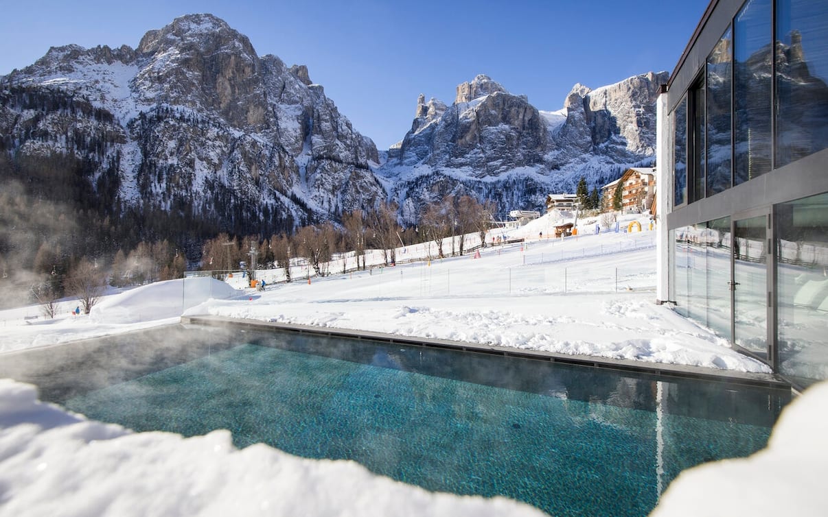 In piscina in montagna, 20 infinity pool da sogno sulle Dolomiti