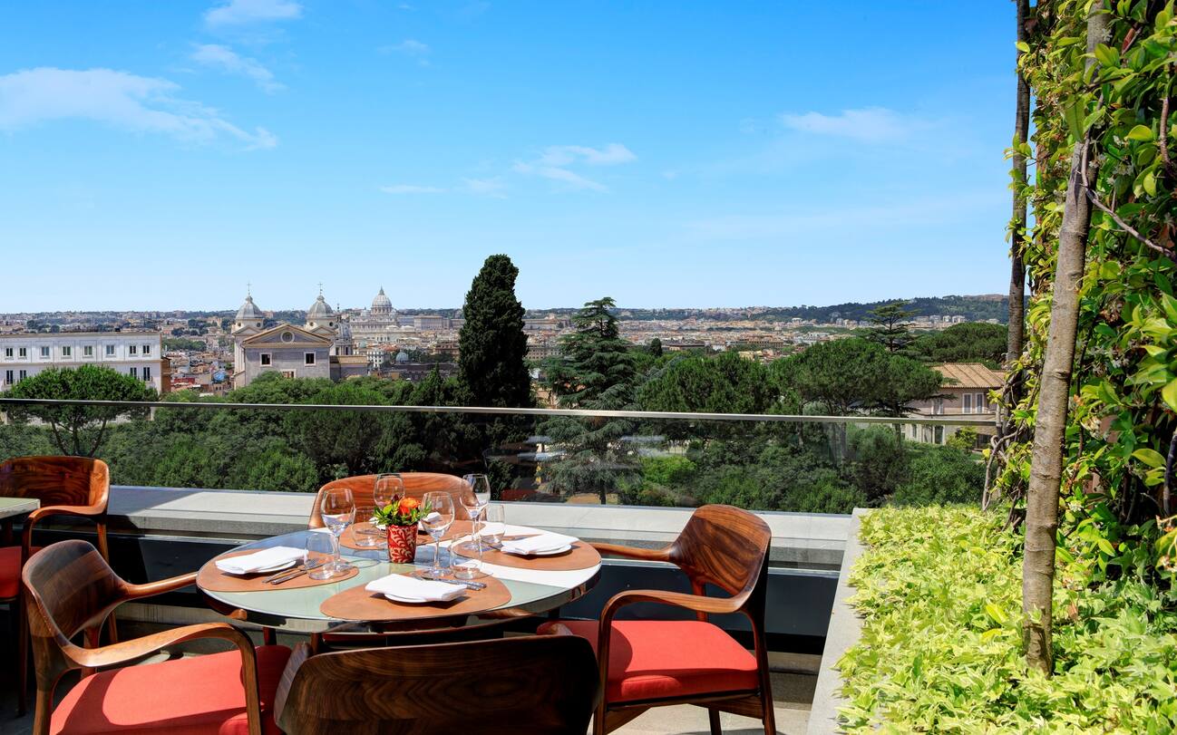 Aperitivo in terrazza, i rooftop bar più panoramici di Roma. FOTO | Sky ...