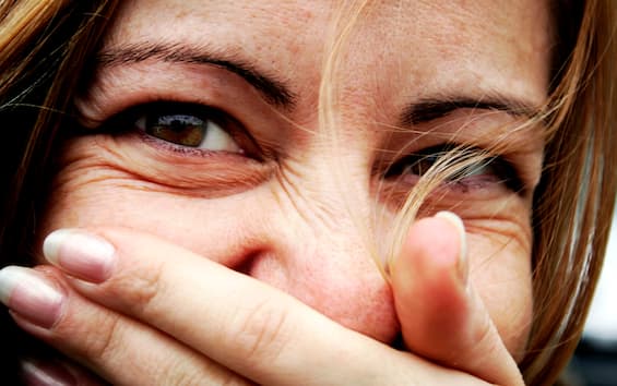 Giornata della risata: tre esercizi di yoga della risata per sorridere ...