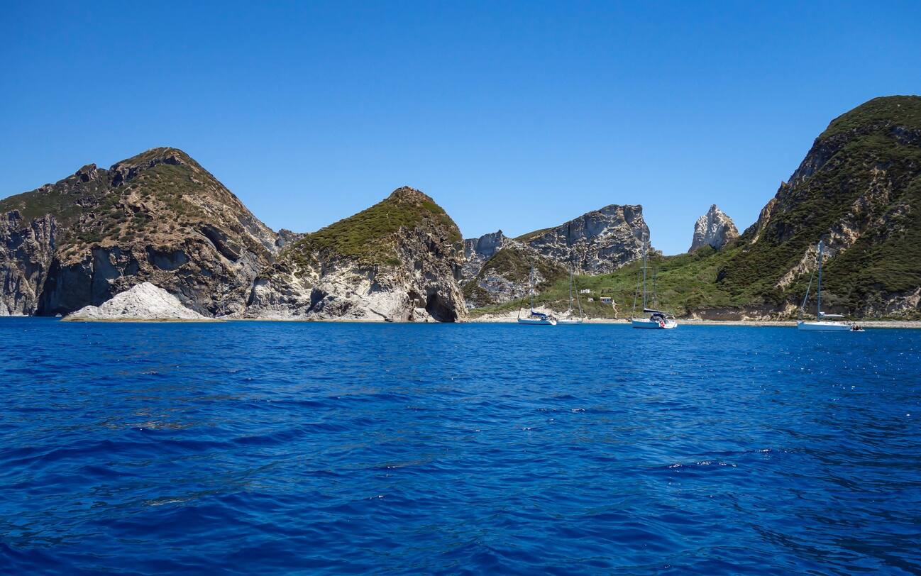 Dal lago al mare, le 10 isole italiane meno turistiche e affollate ...