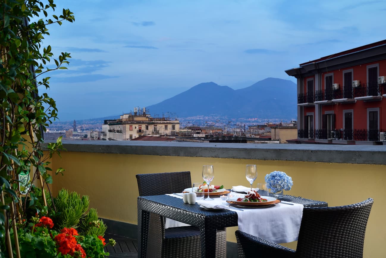 Aperitivo con vista, rooftop bar esclusivi a Napoli da provare nell ...