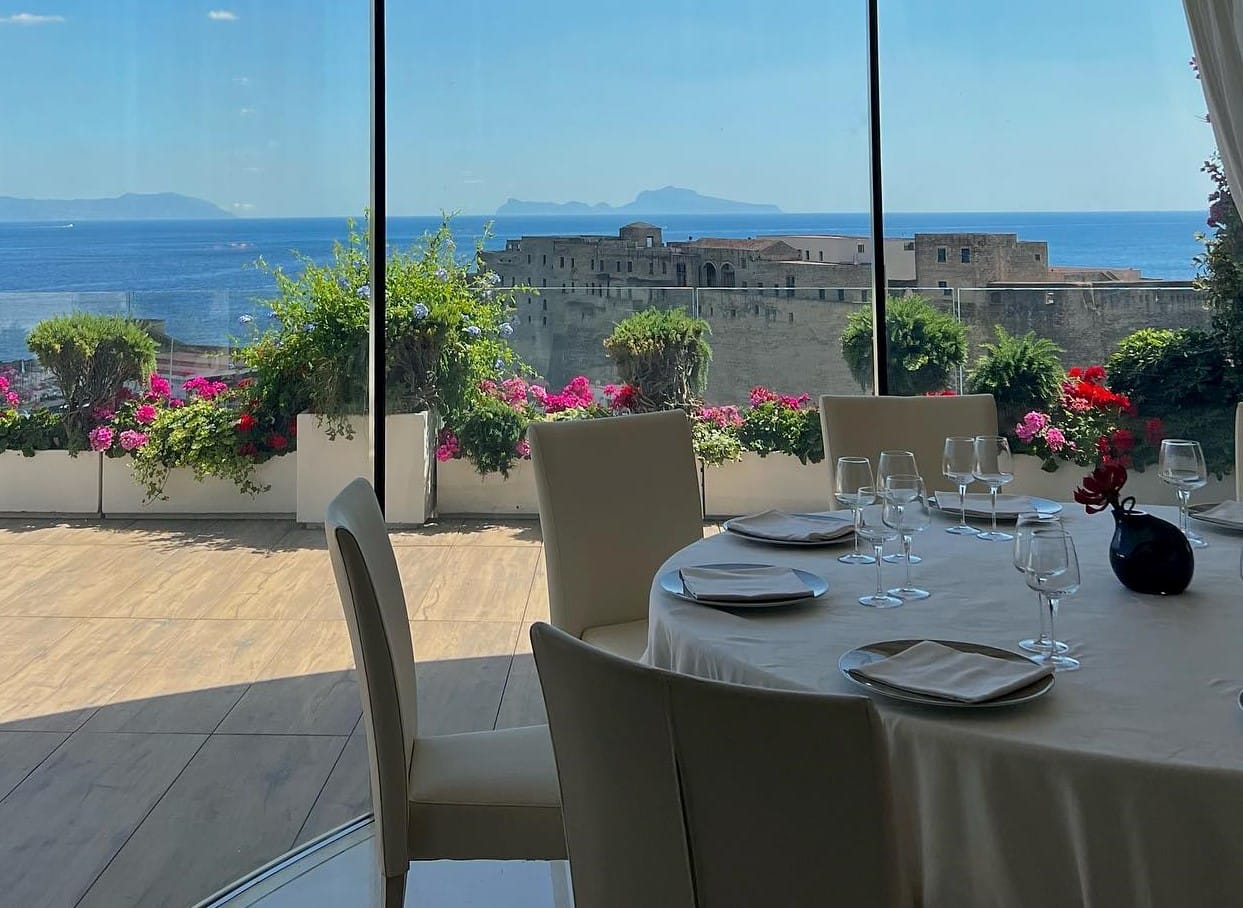Aperitivo con vista, rooftop bar esclusivi a Napoli da provare nell ...