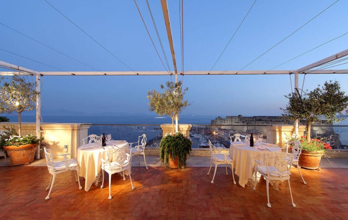 Aperitivo con vista, rooftop bar esclusivi a Napoli da provare nell ...