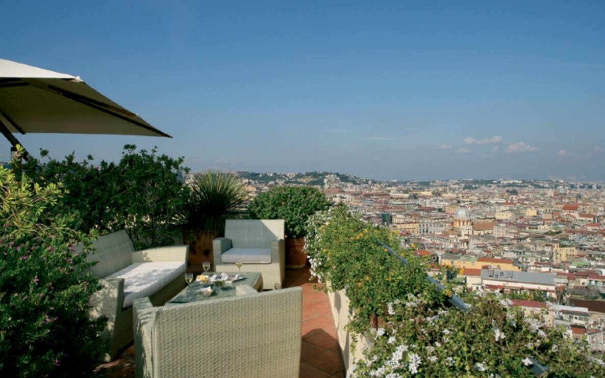 Aperitivo con vista, rooftop bar esclusivi a Napoli da provare nell ...