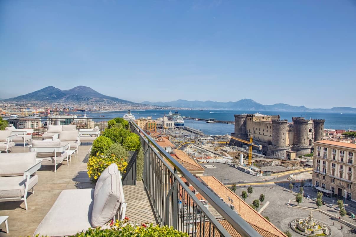 Aperitivo con vista, rooftop bar esclusivi a Napoli da provare nell ...