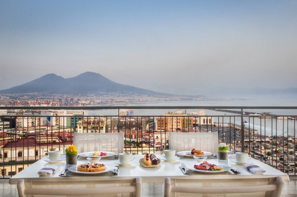 Aperitivo con vista, rooftop bar esclusivi a Napoli da provare nell ...