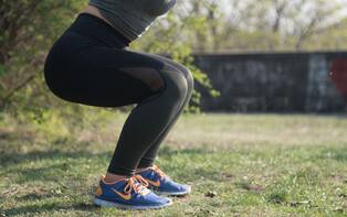 Esercizi plank e crunch per gli addominali