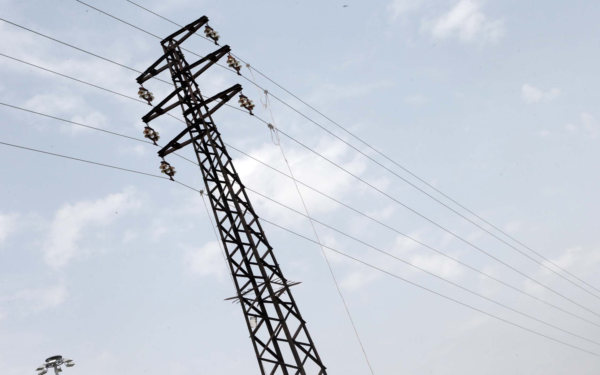 Caduti due tralicci dell'alta tensione nel Milanese | Sky TG24