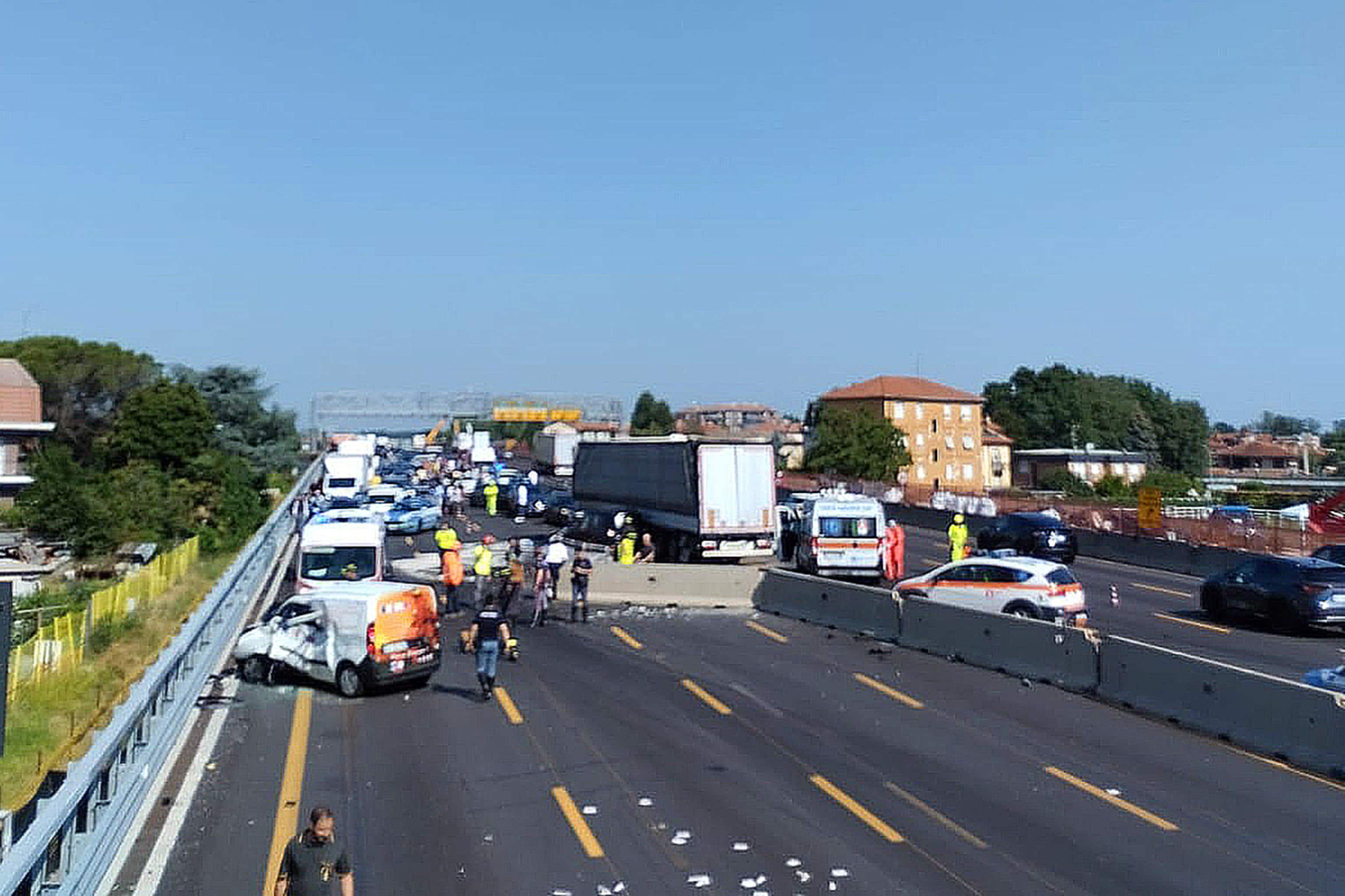 Incidente sull'A8 a Lainate, tir invade corsia e investe auto ...