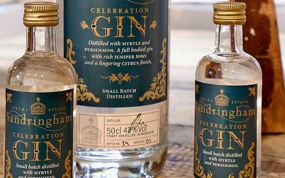La regina Elisabetta lancia un nuovo gin fatto con le piante di Sandringham