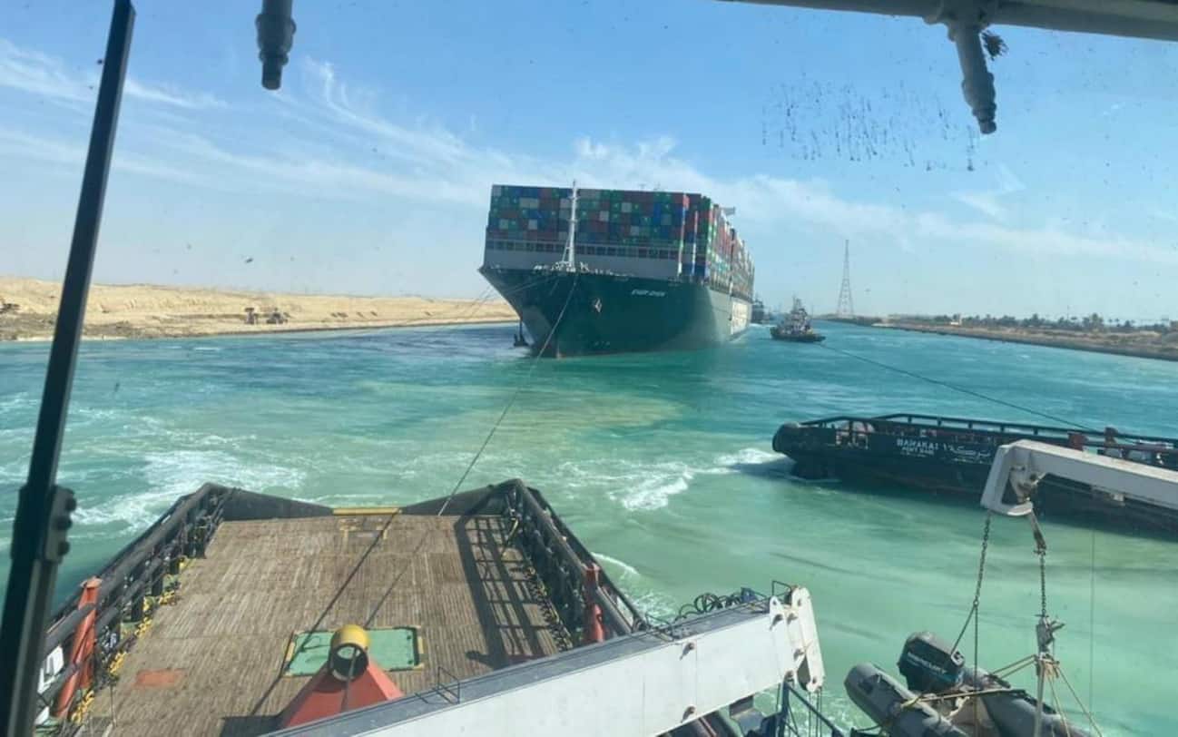 Petroliera rimane incagliata nel Canale di Suez, bloccato per circa 20 ...