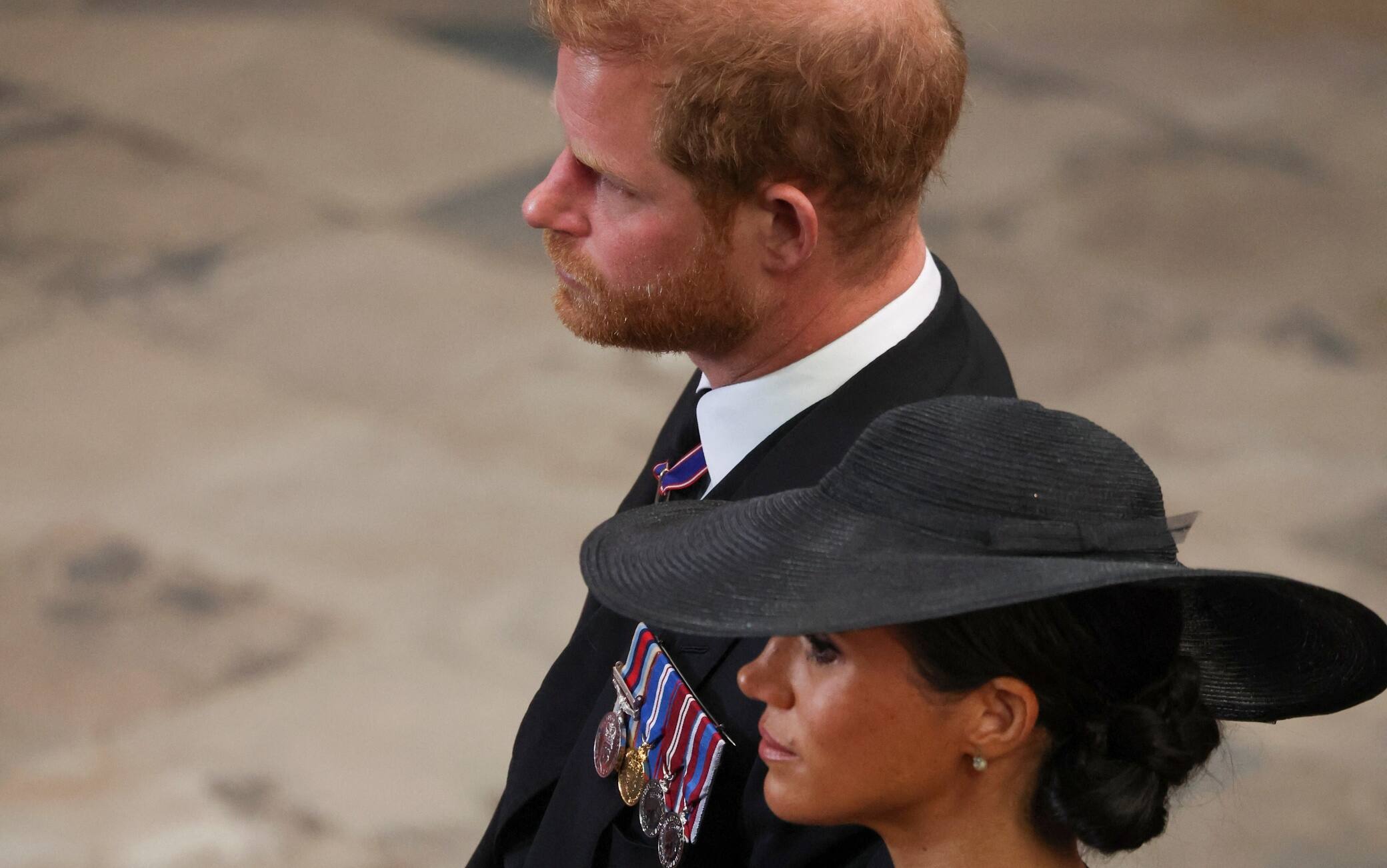 Harry e Meghan Markle sotto la lente al funerale della regina Elisabetta. FOTO | Sky TG24
