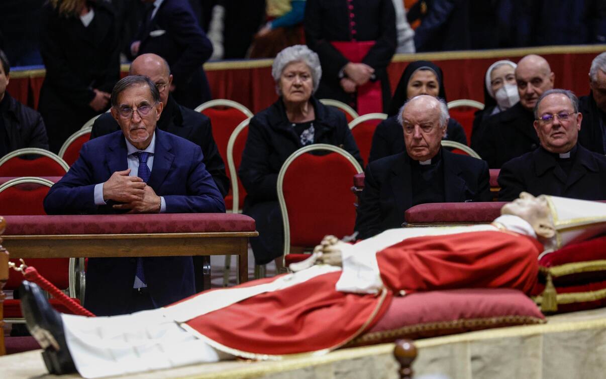 Ratzinger, ultimo giorno di omaggio a San Pietro. Domani il funerale ...