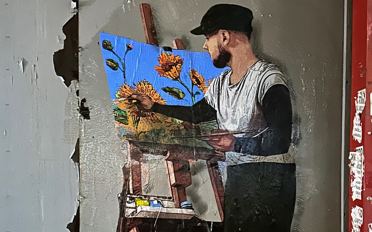 Ucraina, le opere dello street artist Tvboy nelle strade di Kiev, Bucha ...