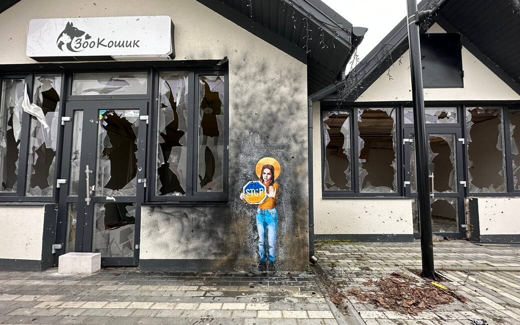 Ucraina, le opere dello street artist Tvboy nelle strade di Kiev, Bucha ...